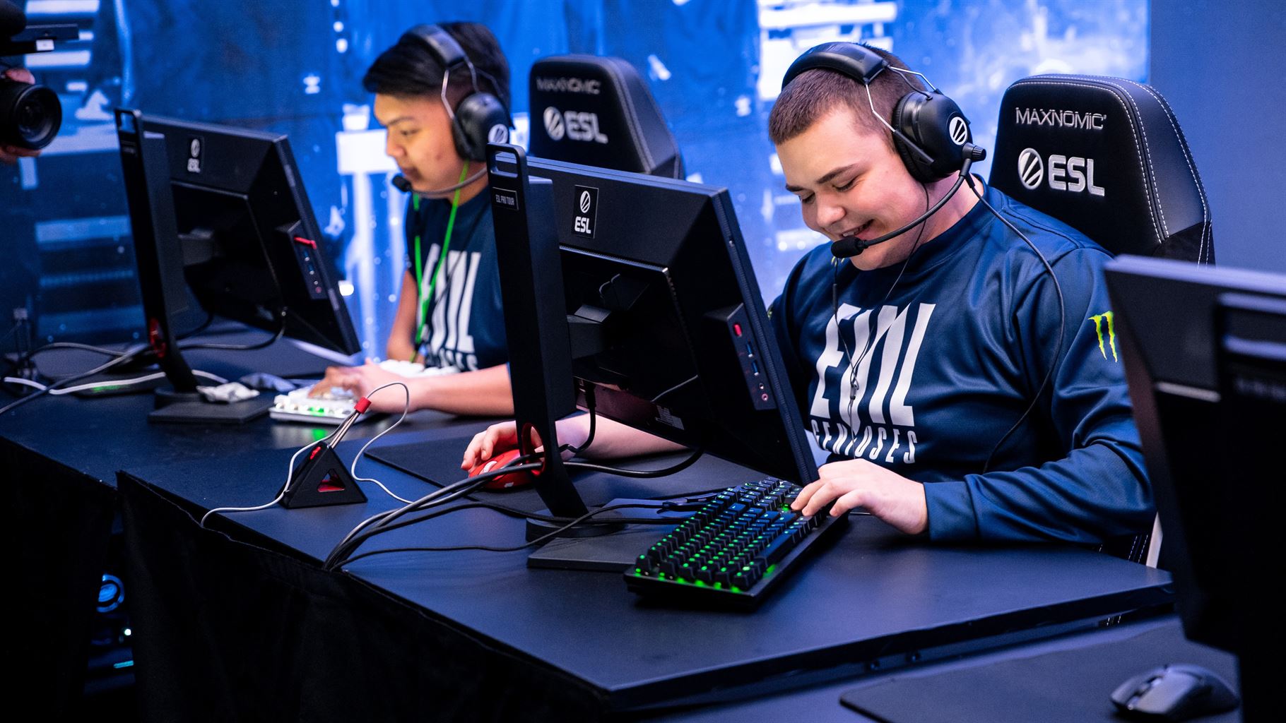Smooya reveals the wages of EG players Brehze and CeRq ⇒ Pley.gg