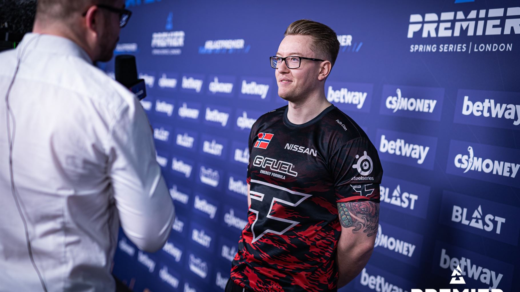 Video: rain takes on ‘Whose frag is that?’ - Pley