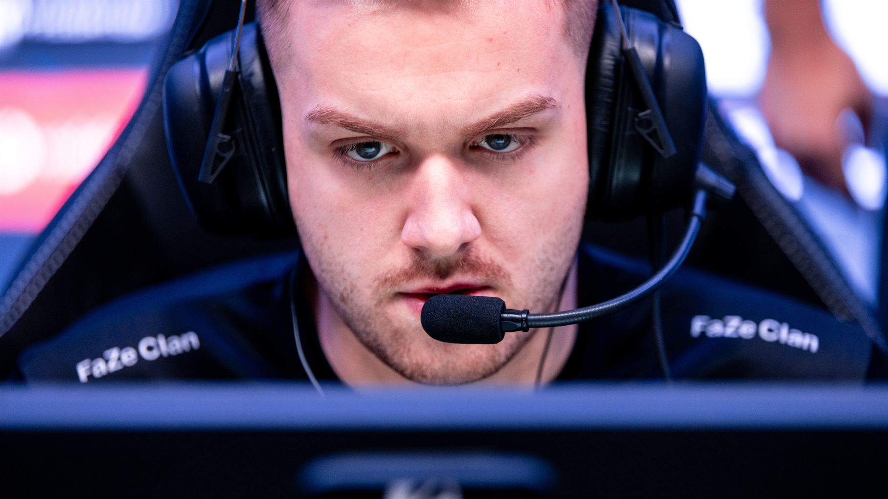 Video: NiKo with an insane peek against Virtus.pro - Pley