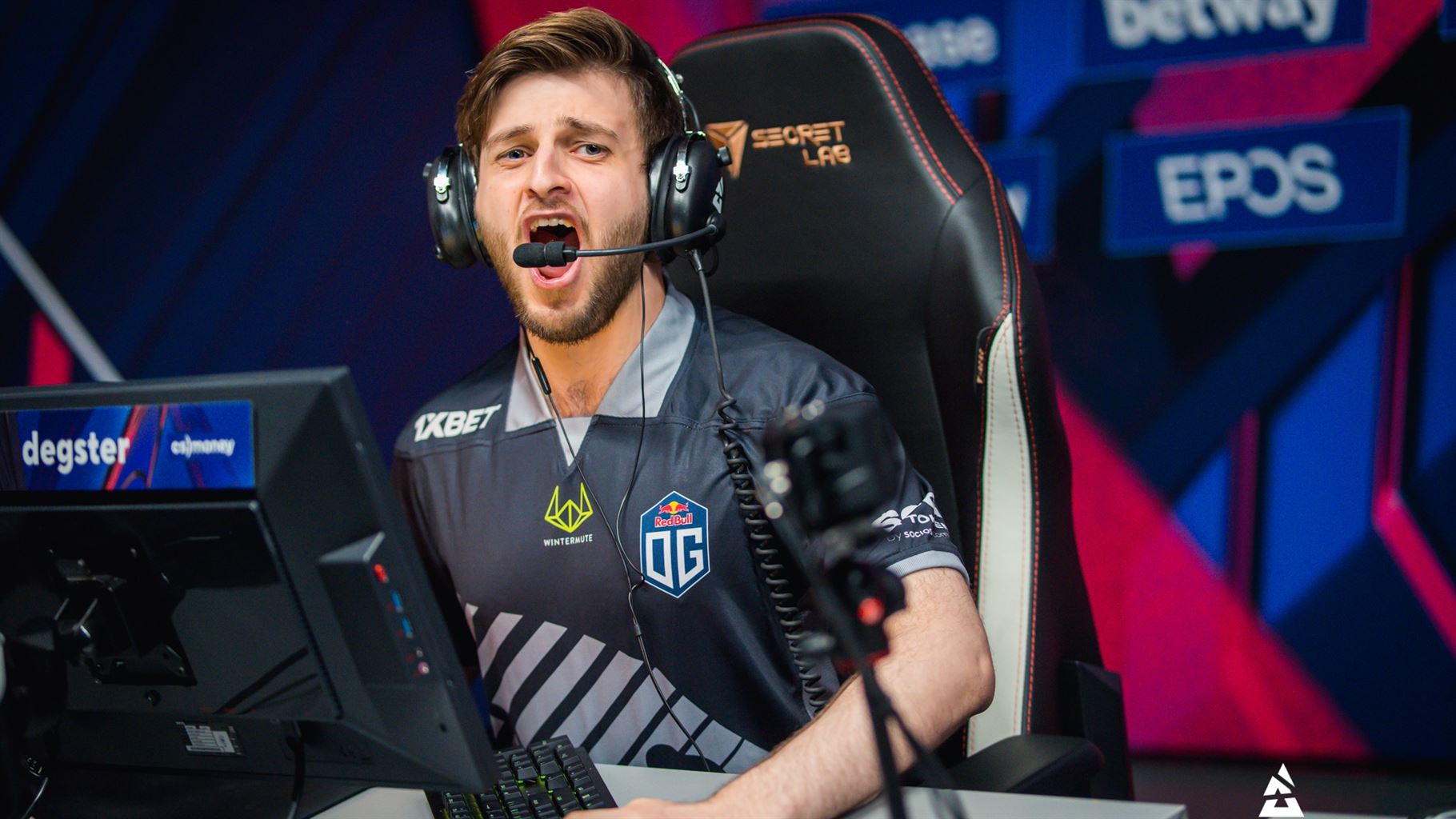 Liquid knocked down to elimination bracket by OG - Pley