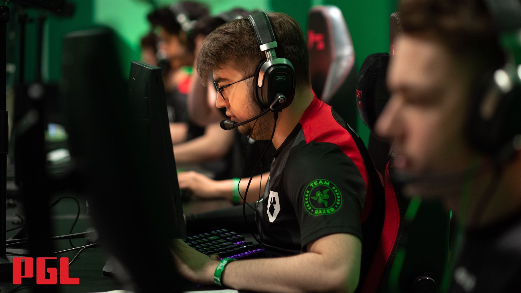 Highlight: torzsi throws incredible one-way smoke on Mirage - Pley