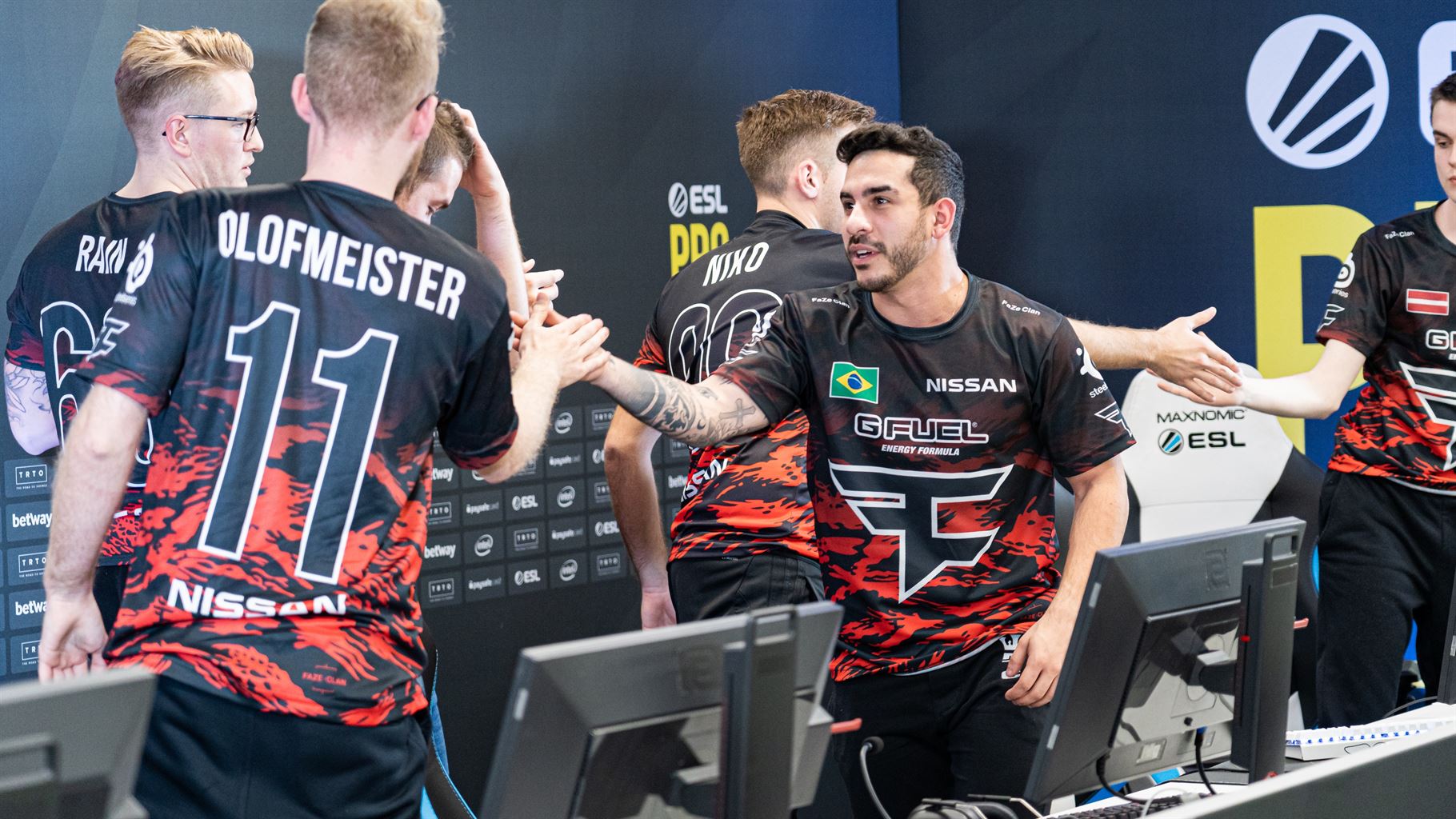 Live: NAVI vs FaZe - Pley