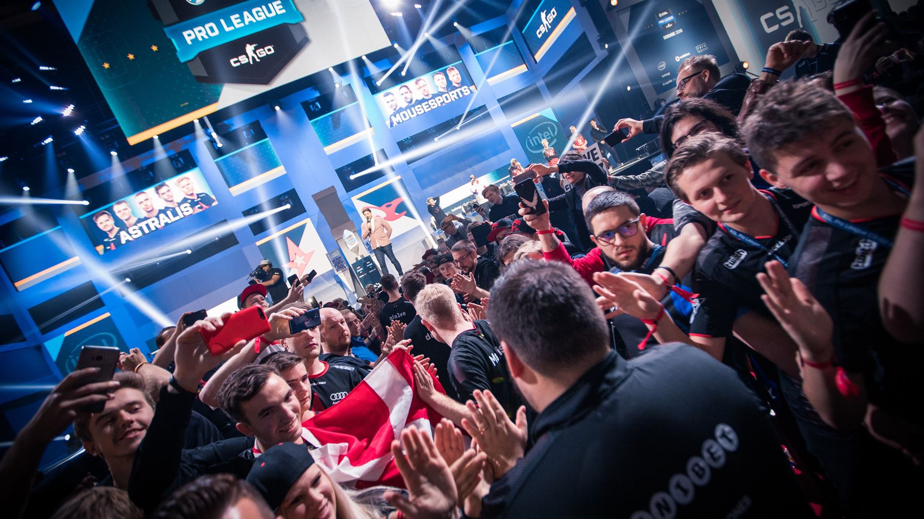 Live: Astralis vs Virtus.pro (1-1) - Pley