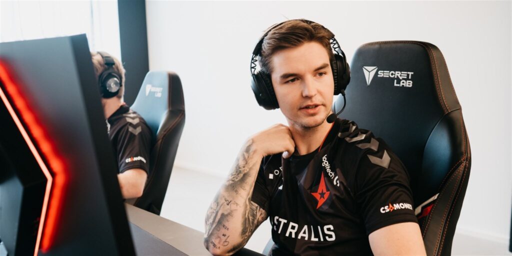 ZywOo vs. device: Two of the best AWPers go 1v1 - Pley